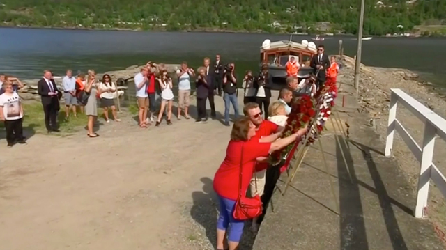 L’omaggio alle vittime della strage di Utøya in Norvegia (Video ...