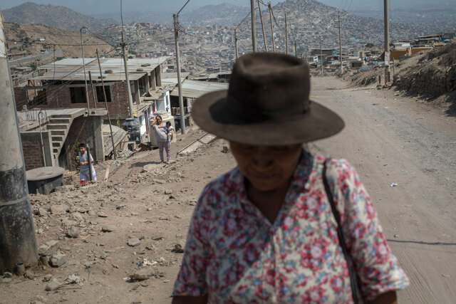 Nelle baraccopoli di Lima la fame uccide prima del virus - Andrea Closa ...
