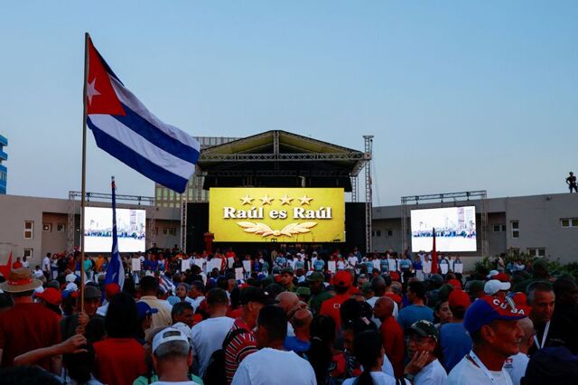 Cubans gather before US embassy in Havana to protest Raul Castro ...